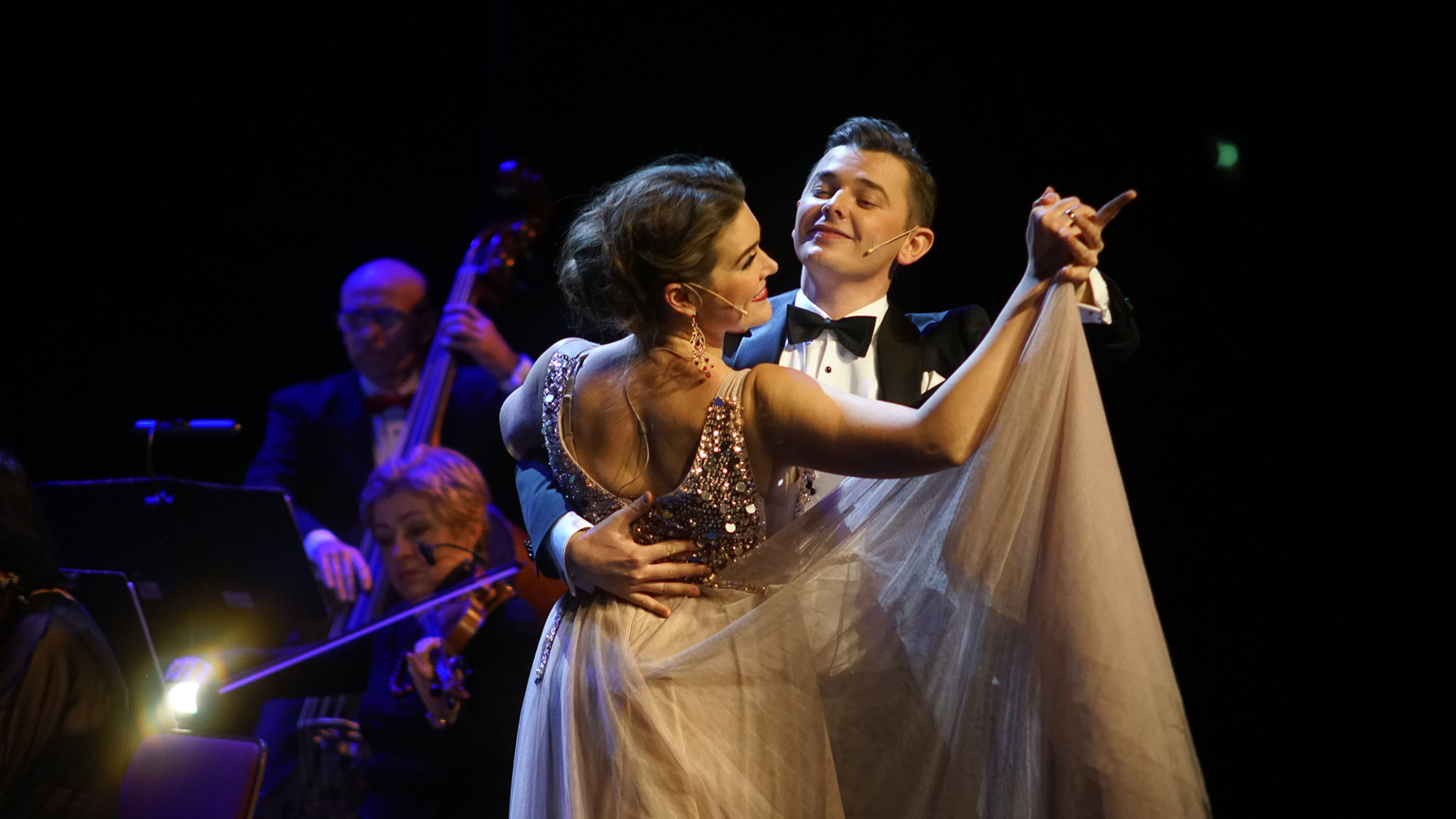 Galeria – Singing & Dancing DUO Performance